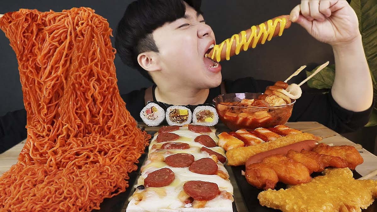 Mukbang nghĩa là gì? Tại sao nhiều người thích xem Mukbang?